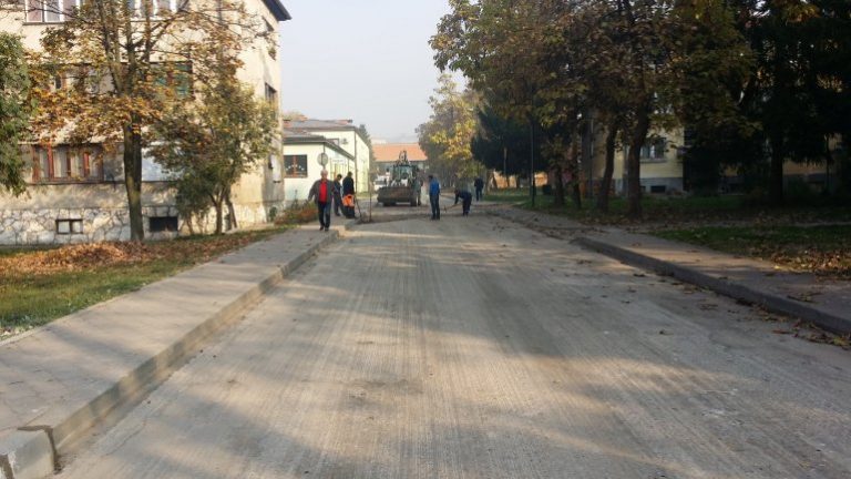 U toku asfaltiranje dijela ulice Ivana Franje Jukića u MZ Ilijaš Grad ...
